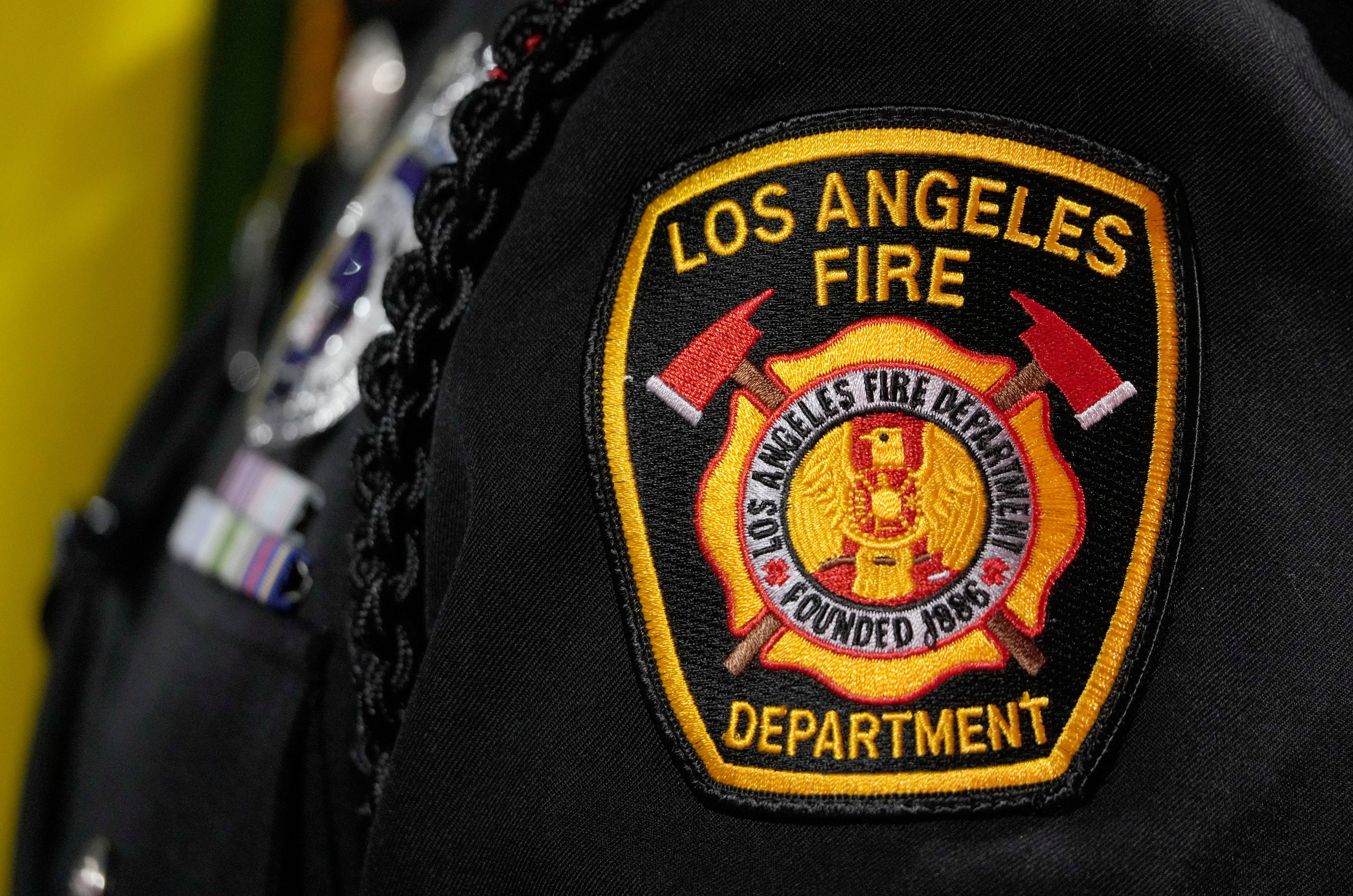 Car fire sparks Townsend Fire near 5 Freeway in Castaic - CBS Los Angeles