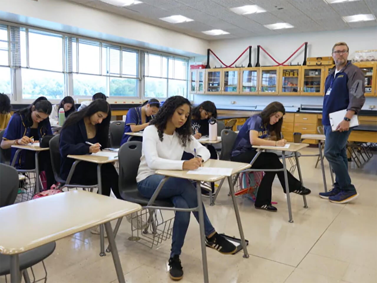 Schools across U.S. turn to a locked magnetic pouch as a cellphone ban ...
