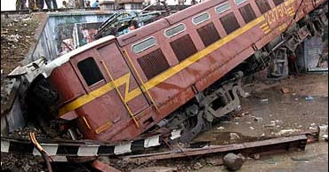 Runaway Train Falls Off Bridge - CBS News