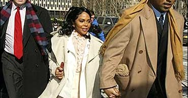 Lil' Kim Takes Stand - CBS News