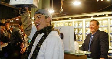 Sony Sparks Gamers' Midnight Buys - CBS News