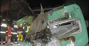 4 Dead In Japan Train Derailment - CBS News