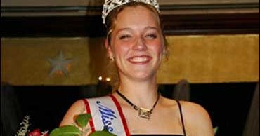 Beauty Queen Text-Messaging When Hit - CBS News