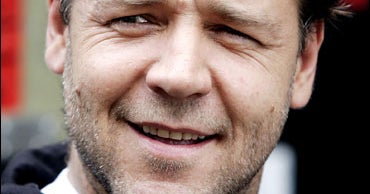 Russell Crowe In Trouble For Smoking - CBS News