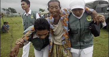Indonesian Villagers Flee Signs Of Volcano - CBS News