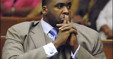 Judge: Detroit Mayor Assault Charges Stand - CBS News