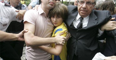 Sean Goldman, Dad Arrive in U.S. - CBS News