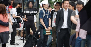 Long Lines in Japan for iPhone 4 Debut - CBS News