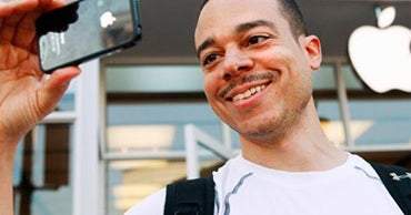 iPhone 4 Launch Draws Thousands to Stores - CBS News