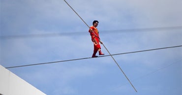 Tightrope Walker Breaks Endurance Record - CBS News