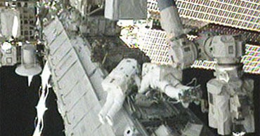Spacewalking Astronauts Plug In New Cooling Pump - CBS News