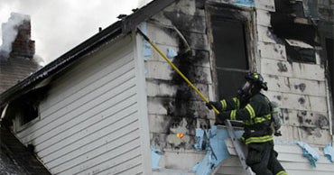 Firefighters Rescue 7 on Roof of Burning House - CBS News
