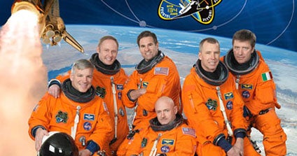 Member of Mark Kelly's Crew Tweets on Shooting - CBS News