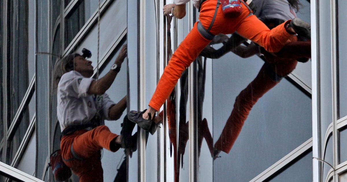 Frenchman climbs world's tallest tower - CBS News