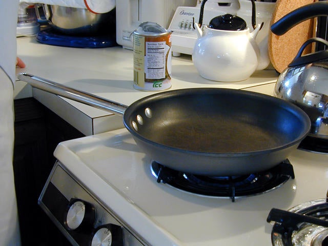 81-year-old man with frying pan stymies robber, say Fla. cops - CBS News