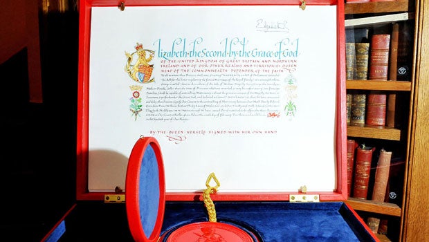 Queen Elizabeth II gives royal wedding her formal consent - CBS News
