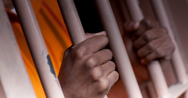 Inmate breaks up fight between N.Y. prison guards - CBS News