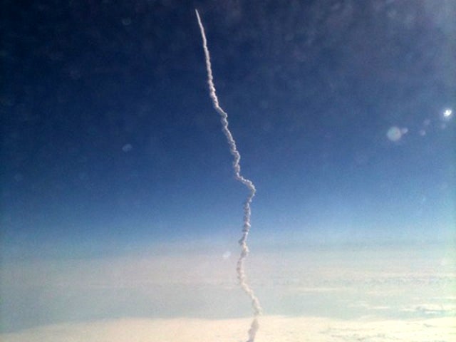 Woman on plane films Endeavour rocketing to space - CBS News