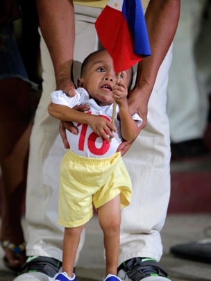 Meet world's shortest man, Junrey Balawing