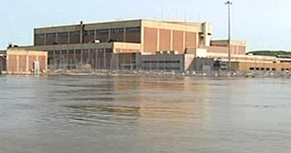 Flood berm collapses at Neb. nuclear plant - CBS News