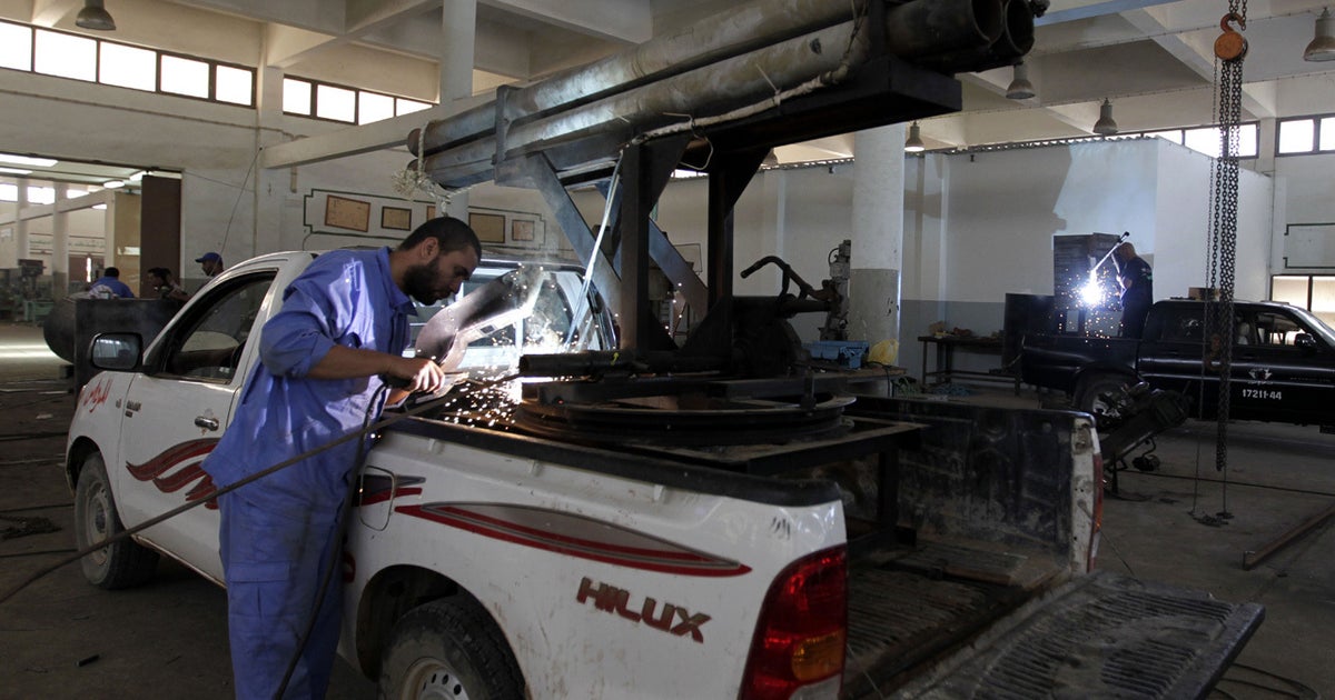 Libyan civilians build weapons of rebellion - CBS News