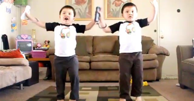 Adorable twins dance to "Hey Ya" - CBS News