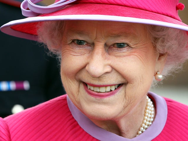 Queen Elizabeth II faces a pay freeze: Report - CBS News