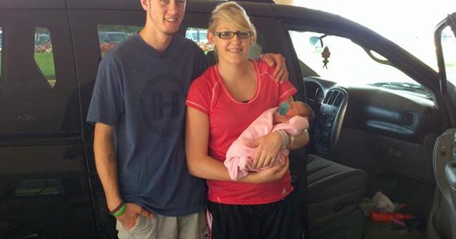 Mom delivers baby in moving minivan - CBS News