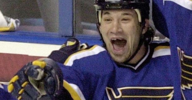 Ex-NHL player uses jail skills to save teammate - CBS News