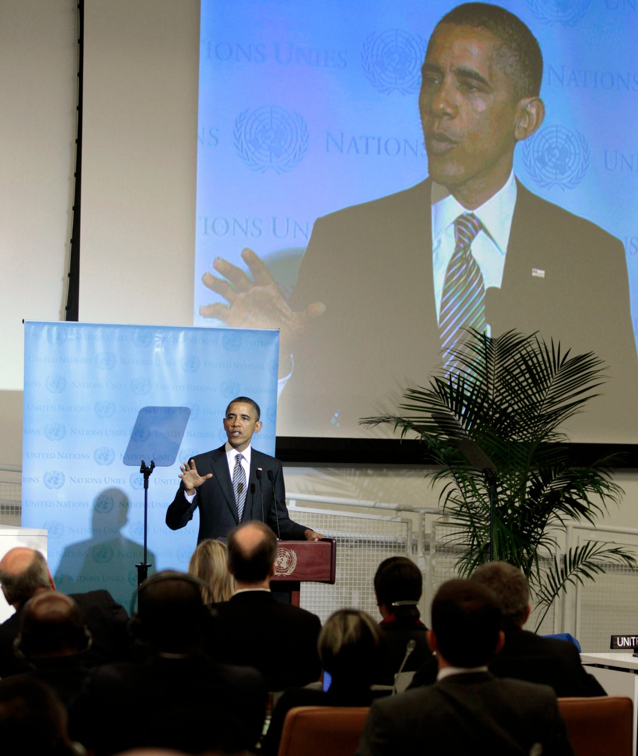 Obama pledges to stand by Libya - CBS News