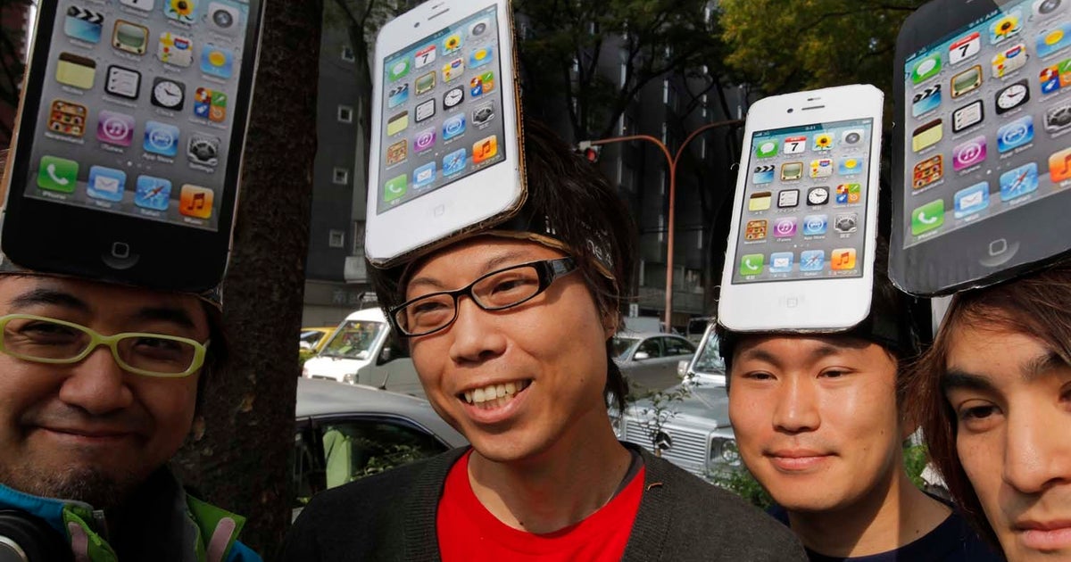 4S hits the streets, Apple fans go nuts