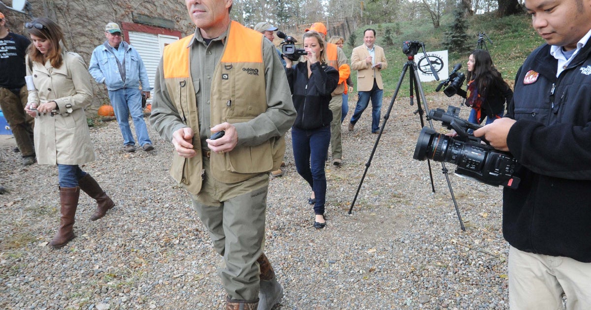 Rick Perry launches ads in Iowa, hires GOP top guns - CBS News