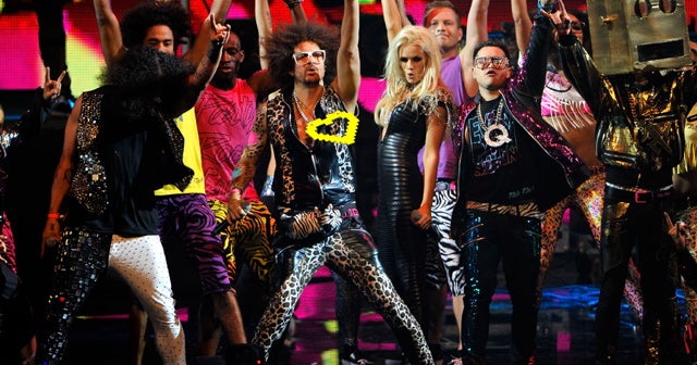 11 injured in massive crowd for band LMFAO - CBS News