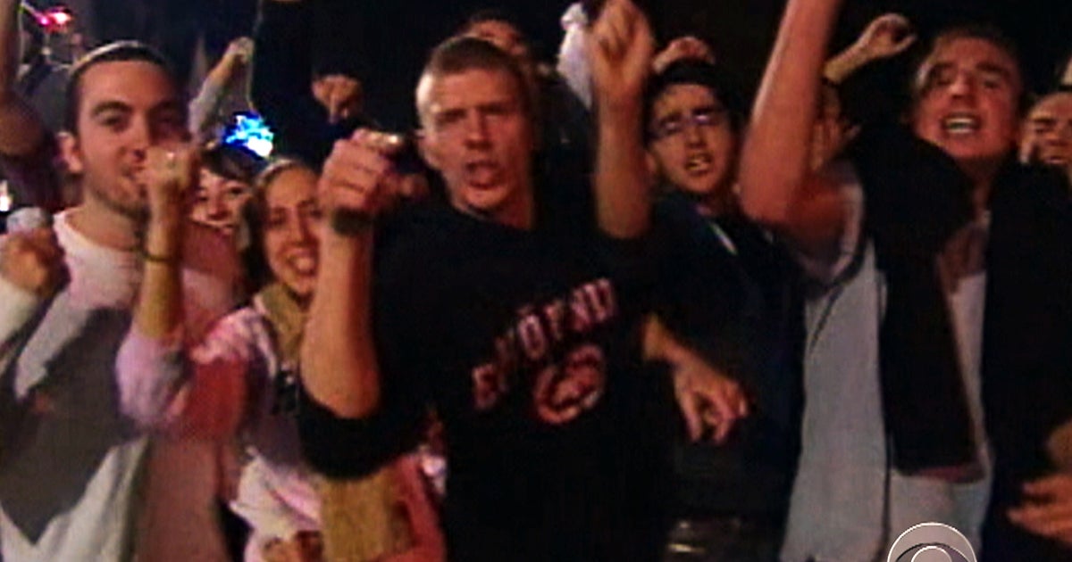 Penn State students riot after Paterno firing - CBS News