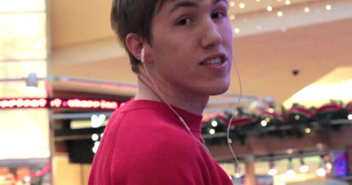 Dancing with an iPod in public (Christmas Edition) - CBS News