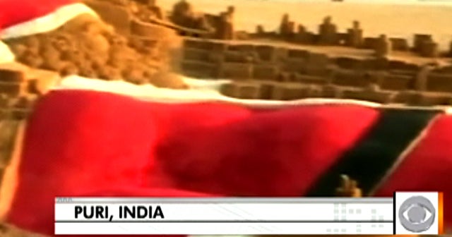 Giant sand Santa sculpted in India - CBS News