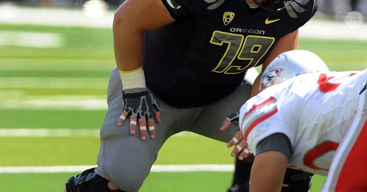 Oregon player aids choking man, applies Heimlich - CBS News