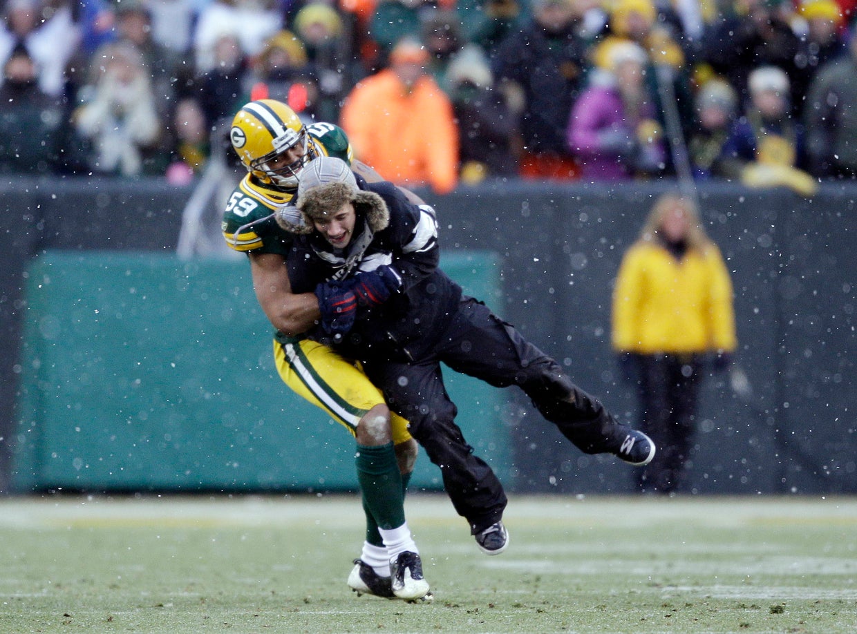 Packers linebacker tackled fan because he was cold - CBS News