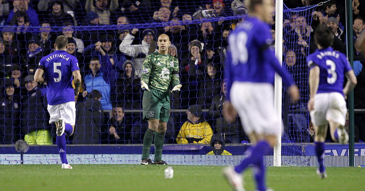 Watch: Goalkeeper Tim Howard scores 100-yard goal, barely reacts - CBS News