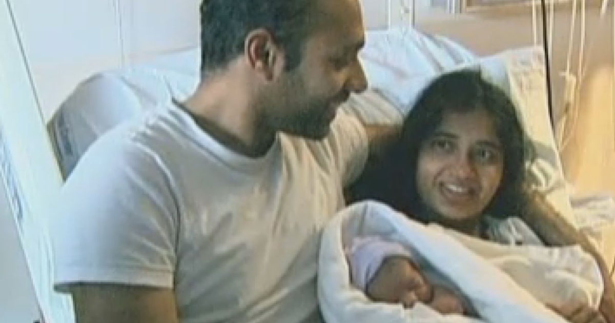 Woman gives birth on NYC-bound train - CBS News