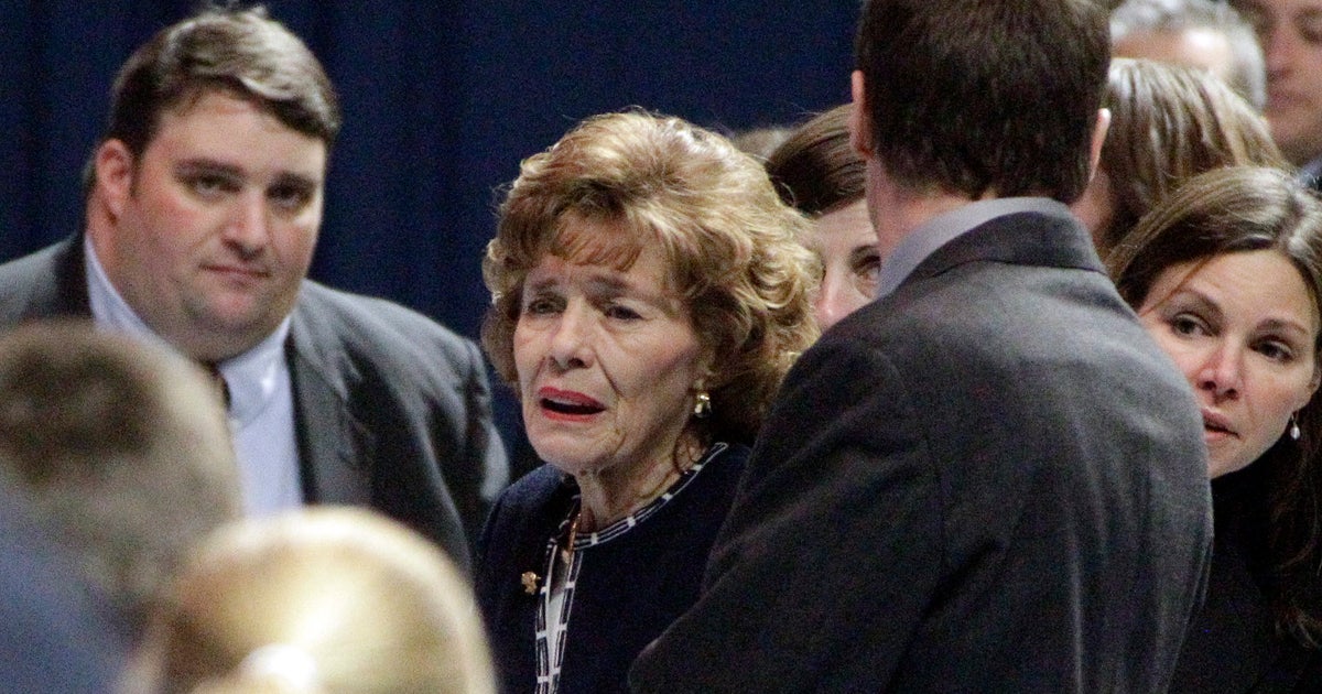 Penn State says last goodbye to Paterno - CBS News