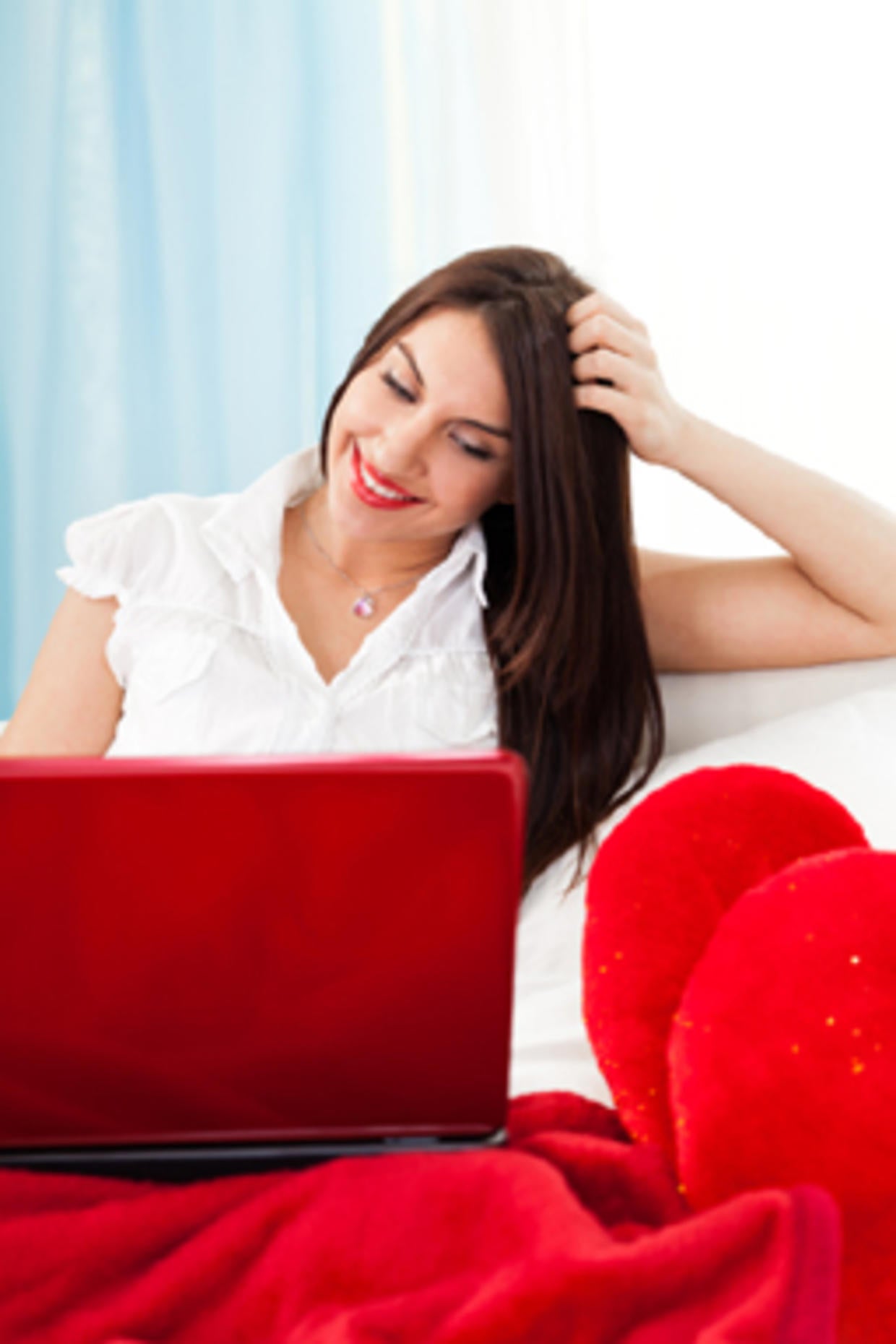 Technology Putting A Damper On Love New Romance Report Gives Insight