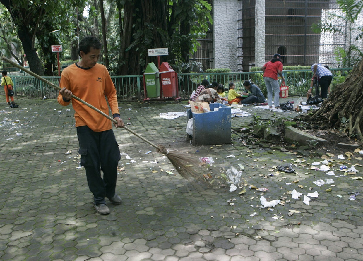 Suffering at Indonesia's "nightmare zoo"