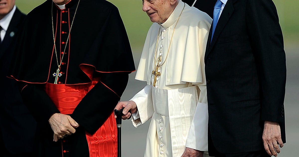 Pope uses cane at airport before heading west - CBS News