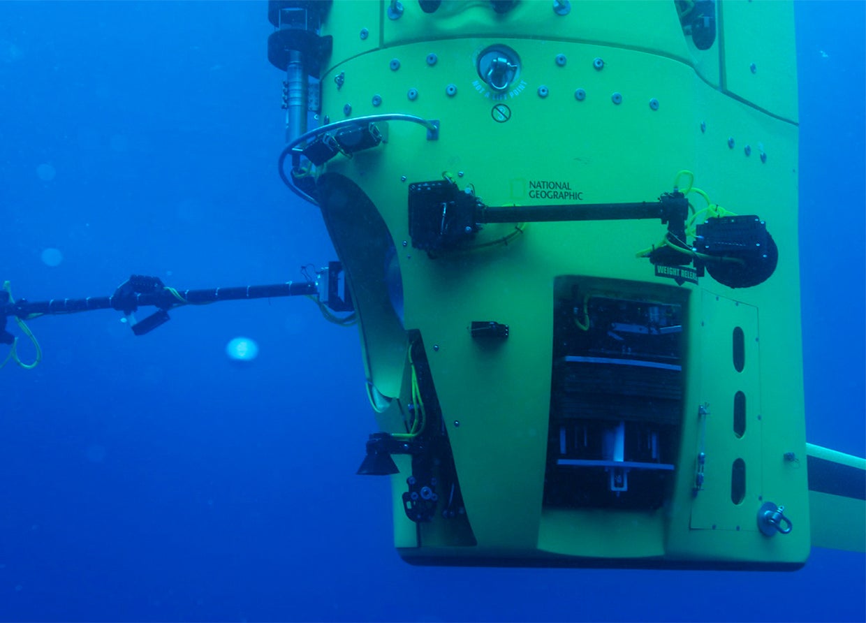 James Cameron reaches record 7-mile ocean depth - CBS News