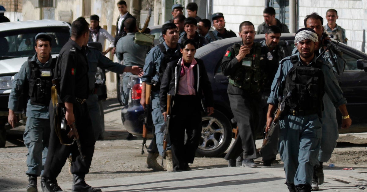 400 inmates break out of Pakistan prison - CBS News