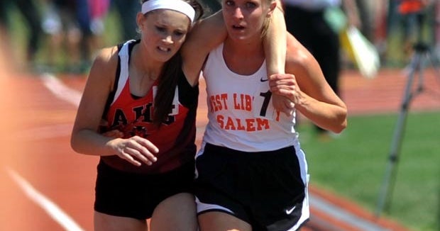 Teen runner praised for carrying hurt rival to finish line - CBS News