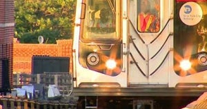 Samaritan rescues child from NY subway tracks - CBS News