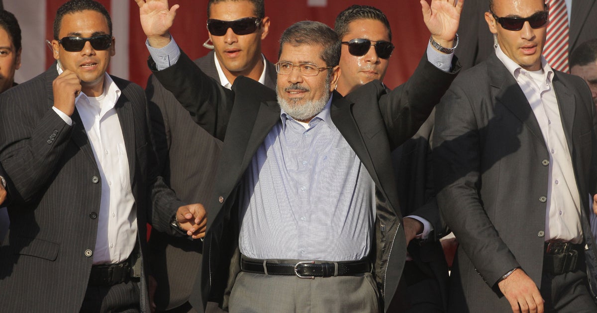 Defying military, Egypt's Morsi takes symbolic oath - CBS News