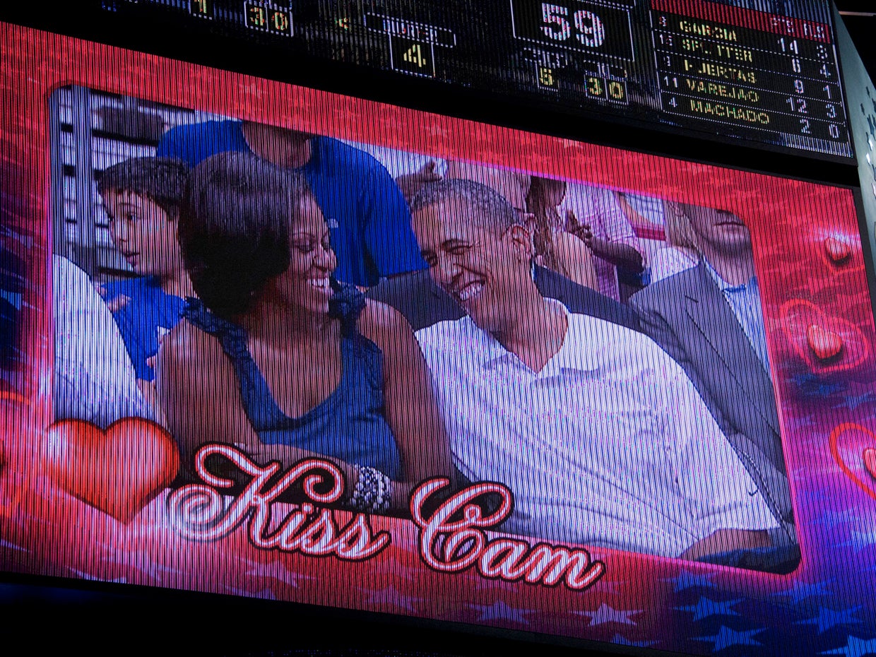 President and Michelle Obama applauded for "Kiss Cam" smooch at Verizon ...